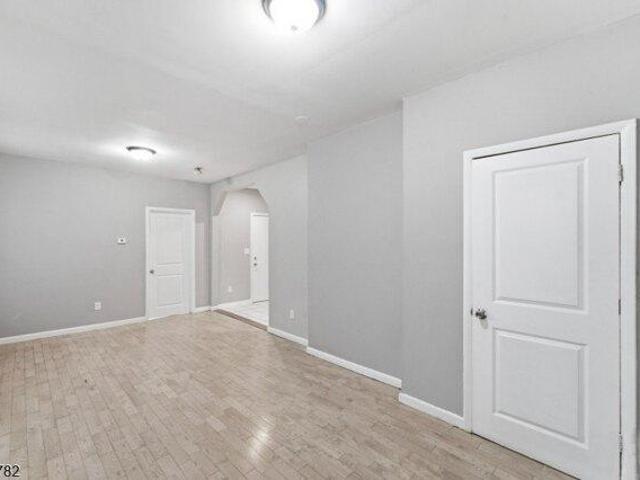 house with 6 bedroom, Newark NJ ES105141673
