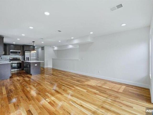 house with 6 bedroom, Newark NJ ES105143759