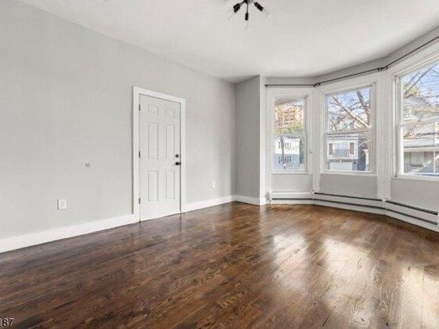 house with 6 bedroom, Newark NJ ES105156868