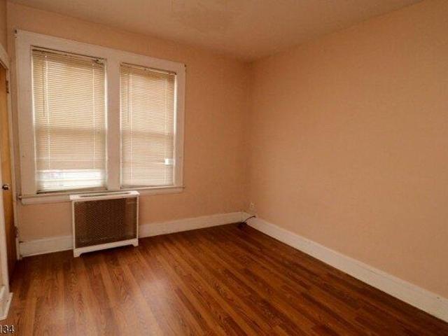 house with 6 bedroom, Newark NJ ES105175068