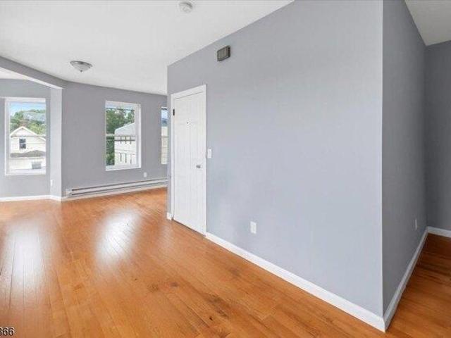 house with 6 bedroom, Newark NJ ES105190252