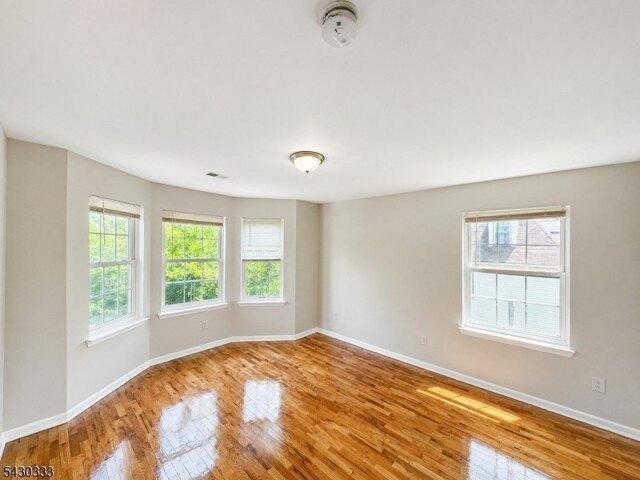 house with 6 bedroom, Newark NJ ES105232482