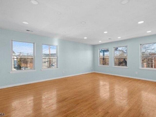 house with 6 bedroom, Newark NJ ES105319644