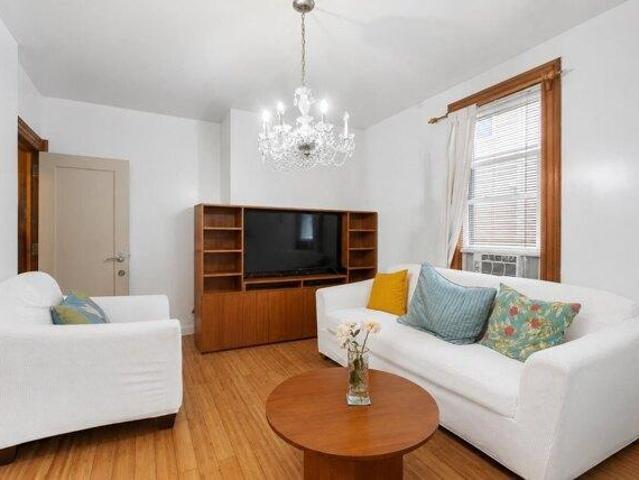 house with 6 bedroom, North Bergen NJ ES104375753