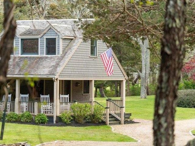house with 6 bedroom, Oak Bluffs MA ES103443690