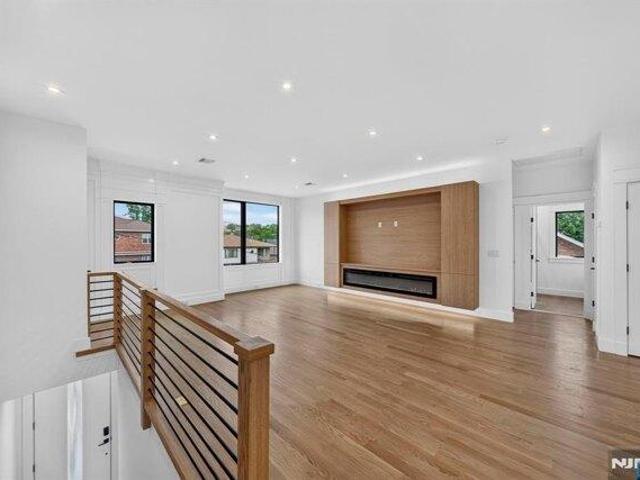 house with 6 bedroom, Palisades Park NJ ES104900068