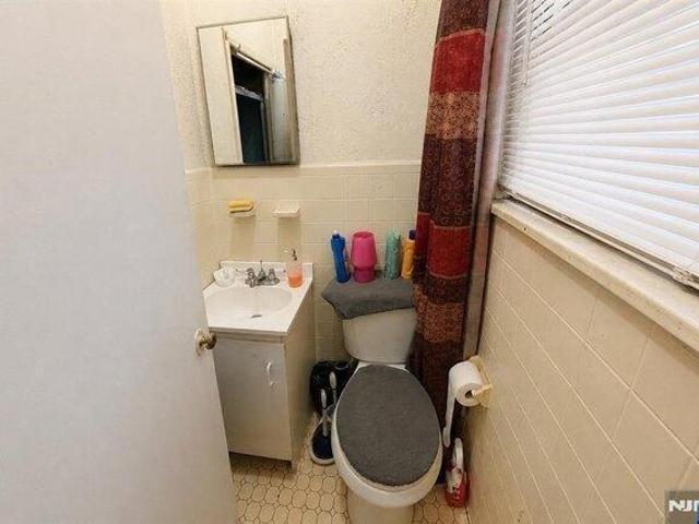 house with 6 bedroom, Paterson NJ ES102828479