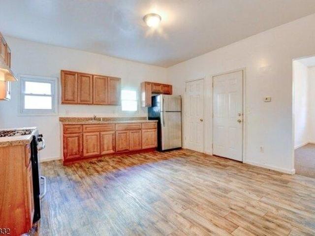 house with 6 bedroom, Paterson NJ ES104512458