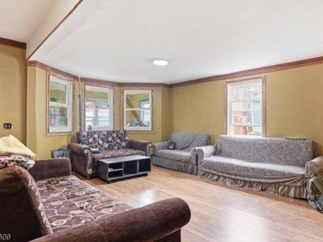 house with 6 bedroom, Paterson NJ ES104539163