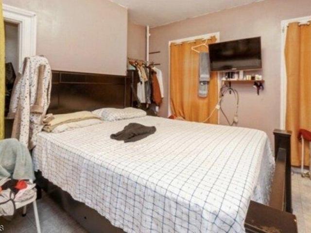 house with 6 bedroom, Paterson NJ ES104608601