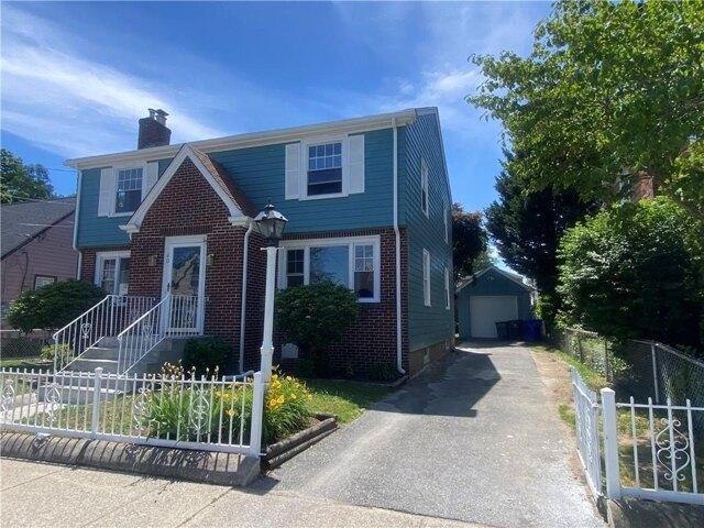 house with 6 bedroom, Pawtucket RI ES104113925