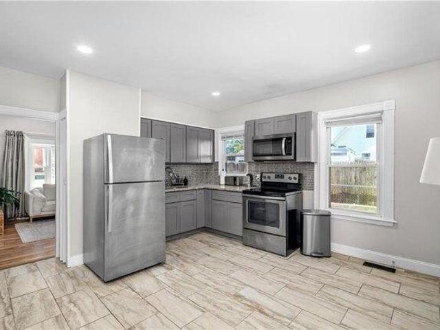 house with 6 bedroom, Pawtucket RI ES105096083