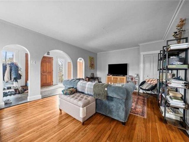 house with 6 bedroom, Pittsburgh PA ES104904322