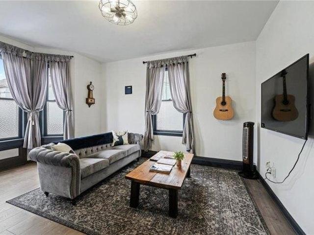 house with 6 bedroom, Providence RI DS102565520