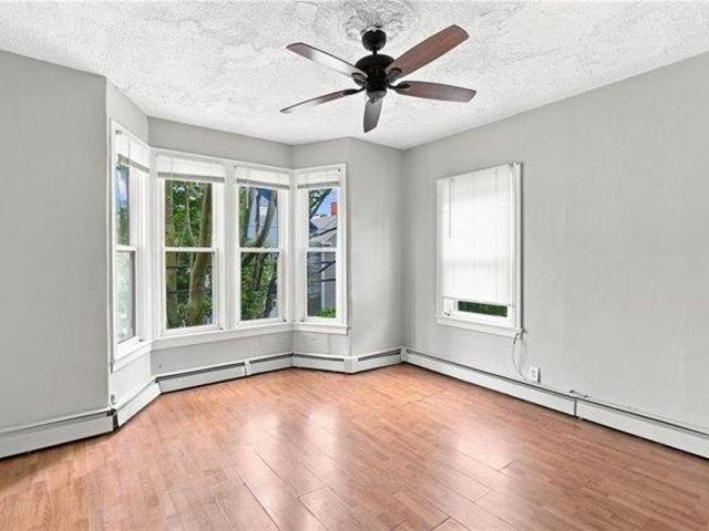 house with 6 bedroom, Providence RI ES104511268