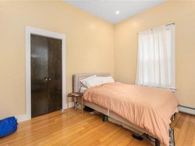 house with 6 bedroom, Providence RI ES104790969