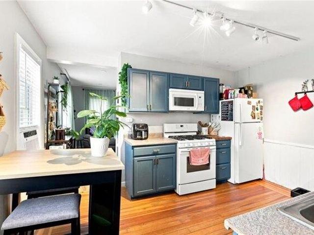 house with 6 bedroom, Providence RI ES104848140