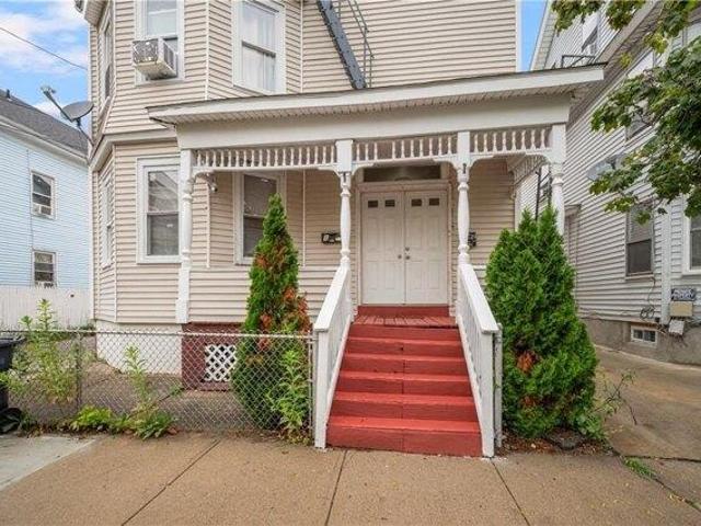 house with 6 bedroom, Providence RI ES105080758