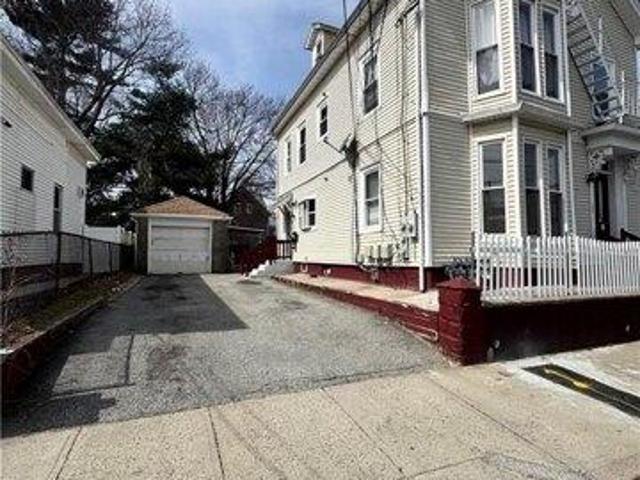 house with 6 bedroom, Providence RI ES105081328