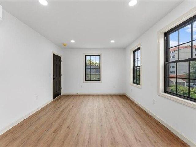 house with 6 bedroom, Providence RI ES105206074