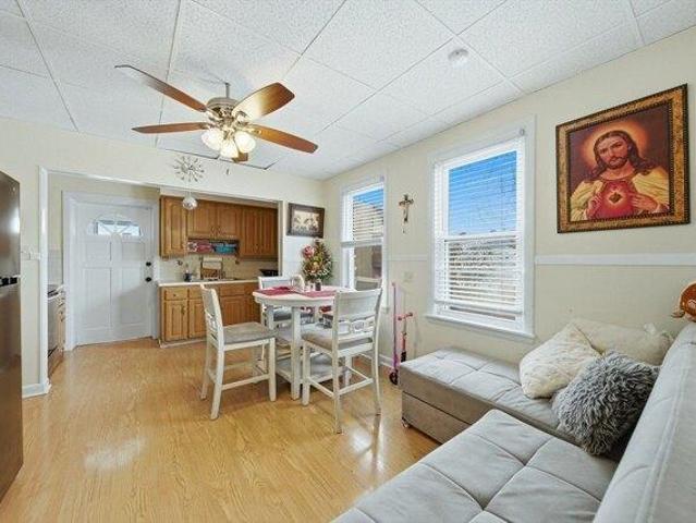 house with 6 bedroom, Revere MA ES103038042