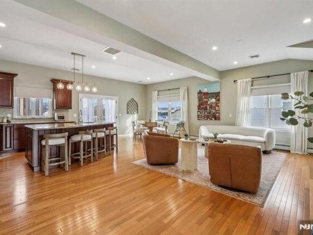 house with 6 bedroom, Saddle Brook NJ DS101998086