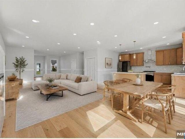 house with 6 bedroom, Saddle Brook NJ ES104850178