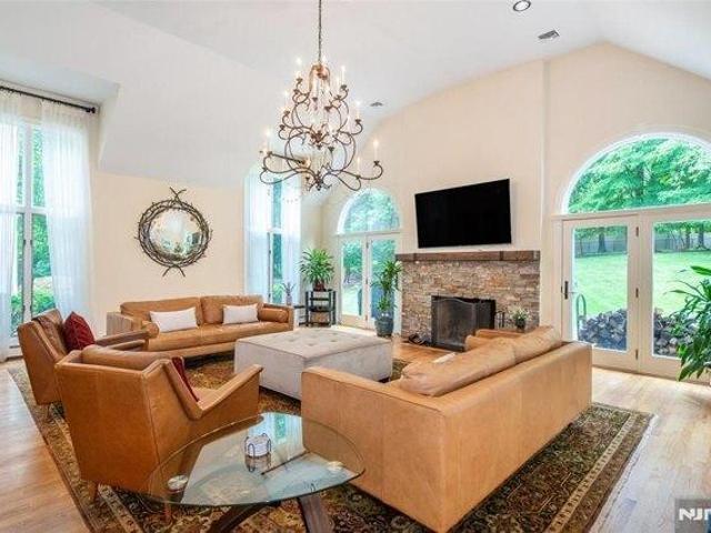 house with 6 bedroom, Saddle River NJ ES105173288