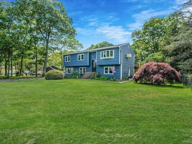 house with 6 bedroom, Shirley NY ES104904252