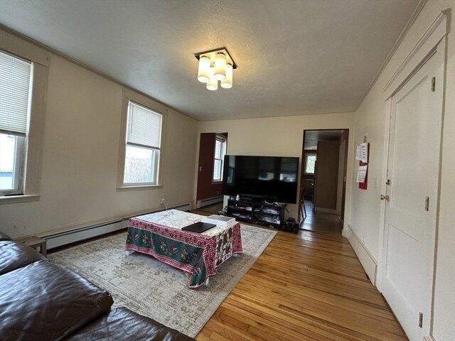 house with 6 bedroom, Shrewsbury MA DLS102370062