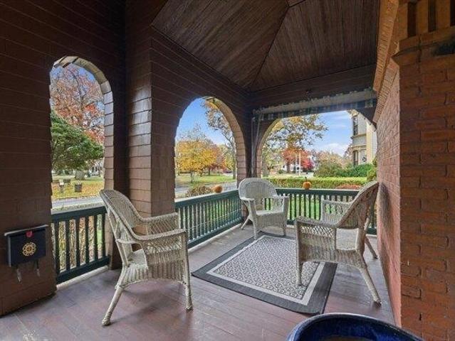 house with 6 bedroom, Springfield MA ES104045407
