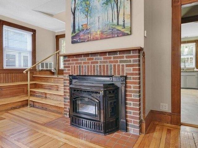 house with 6 bedroom, Springfield MA ES104330388