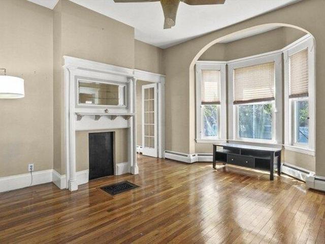 house with 7 bedroom, Waltham MA ES104114725