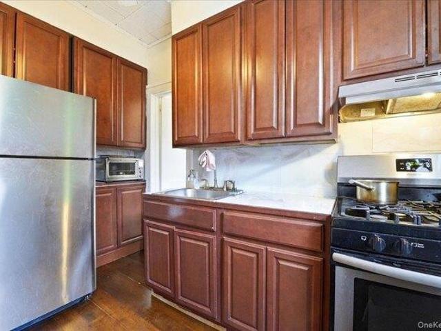 house with 7 bedroom, Maspeth NY ES103599802