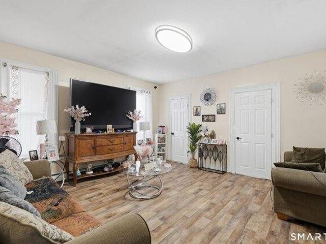 house with 7 bedroom, New Britain CT ES104332411