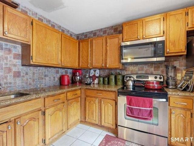 house with 7 bedroom, New Britain CT ES105115226
