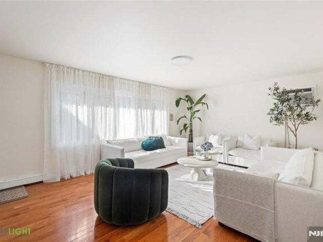 house with 7 bedroom, Palisades Park NJ ES105155974