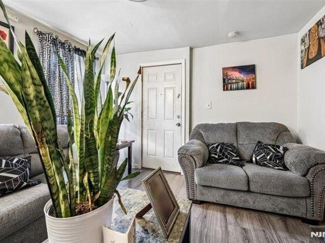 house with 7 bedroom, Paterson NJ ES104567388