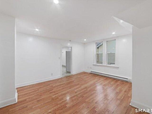 house with 8 bedroom, Waterbury CT ES103160731