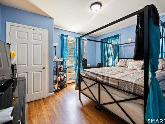 house with 8 bedroom, Waterbury CT ES104410777