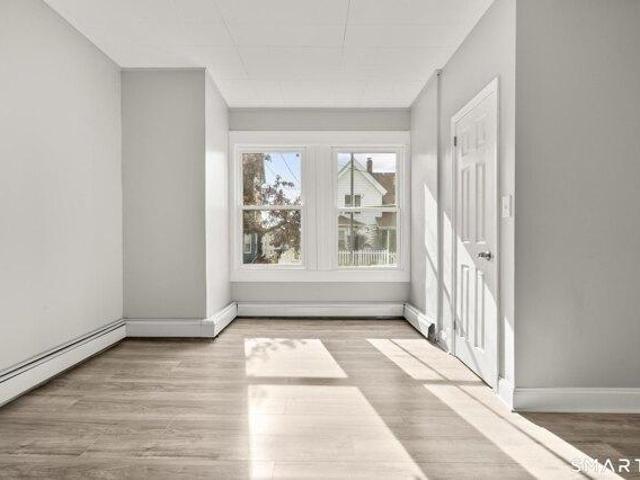 house with 8 bedroom, Waterbury CT ES105122669