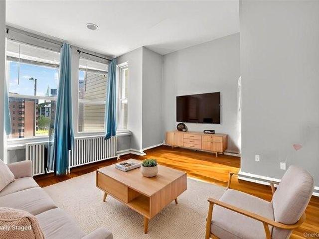 house with 8 bedroom, Yonkers NY DLS102283354