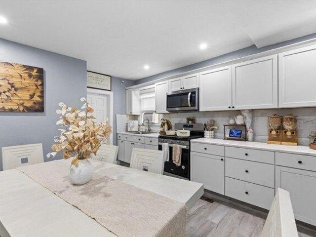 house with 8 bedroom, Brockton MA ES104539498