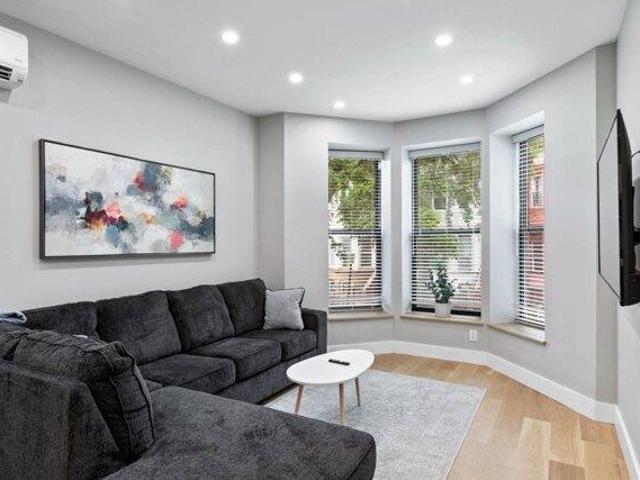 house with 8 bedroom, Brooklyn NY ES105205192