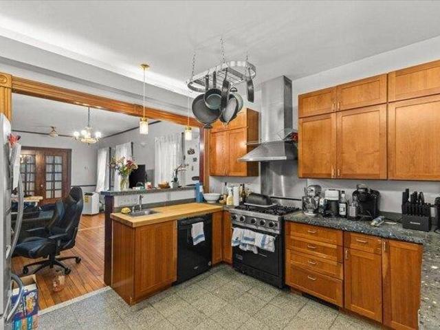 house with 8 bedroom, Burlington VT ES104076688