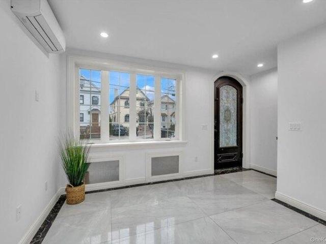 house with 8 bedroom, College Point NY ES104904740