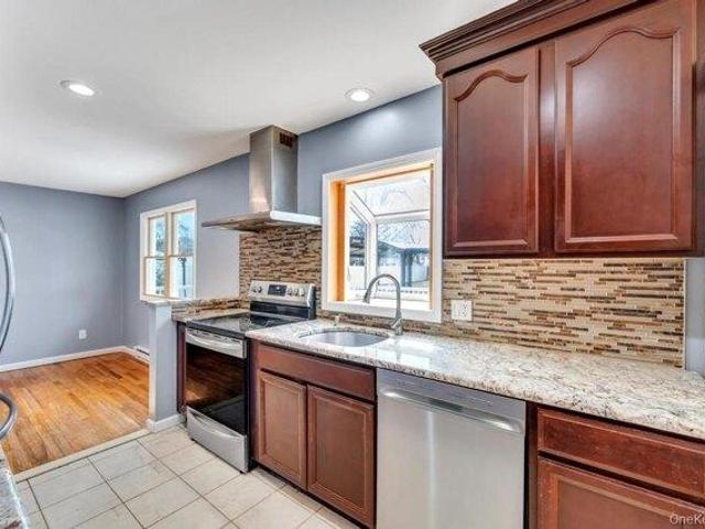 house with 8 bedroom, East Islip NY ES104922225