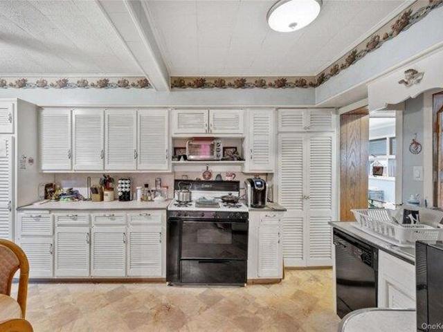 house with 8 bedroom, Hauppauge NY ES103620007