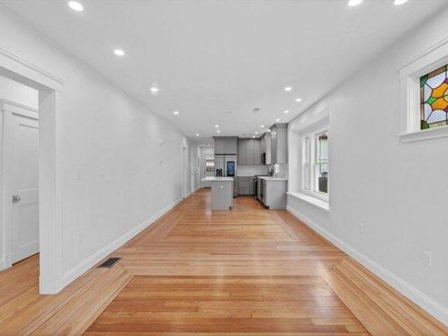 house with 8 bedroom, Medford MA ES104920220