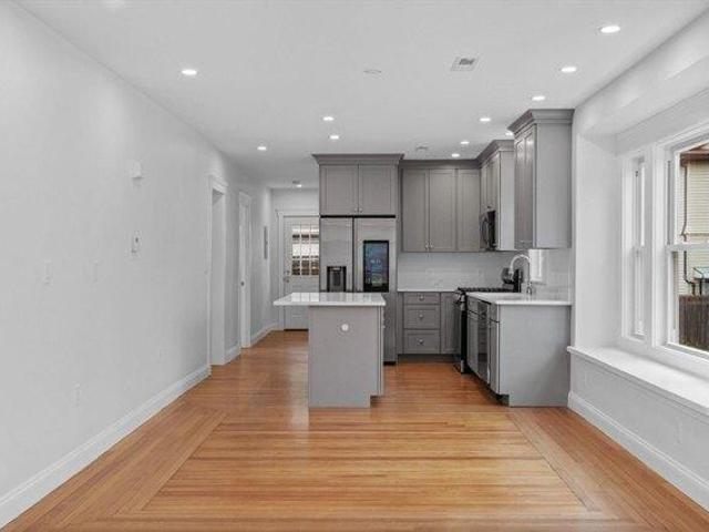 house with 8 bedroom, Medford MA ES105159949
